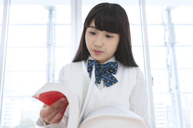 数学と歴史で泣き、国語と英語に笑った中学時代。伝説的成績だったASDの私の「辞書を読む」勉強法【LITALICO発達ナビ】